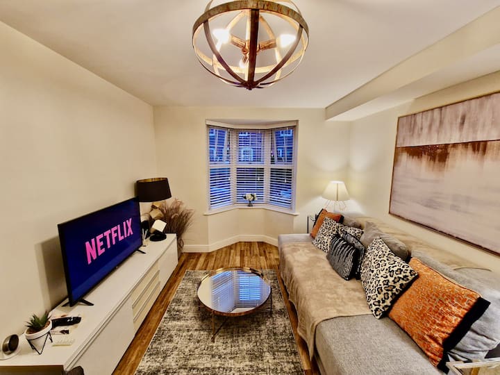 Luxurious & Spacious Apt W/ Study | Free Parking - 케닐워스