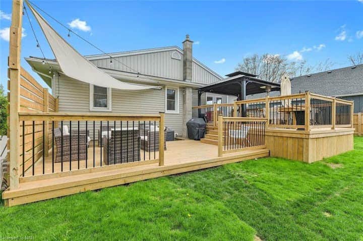 Boho Chic Home W/deck + Firepit + Outdoor Movies - Niagara-on-the-Lake