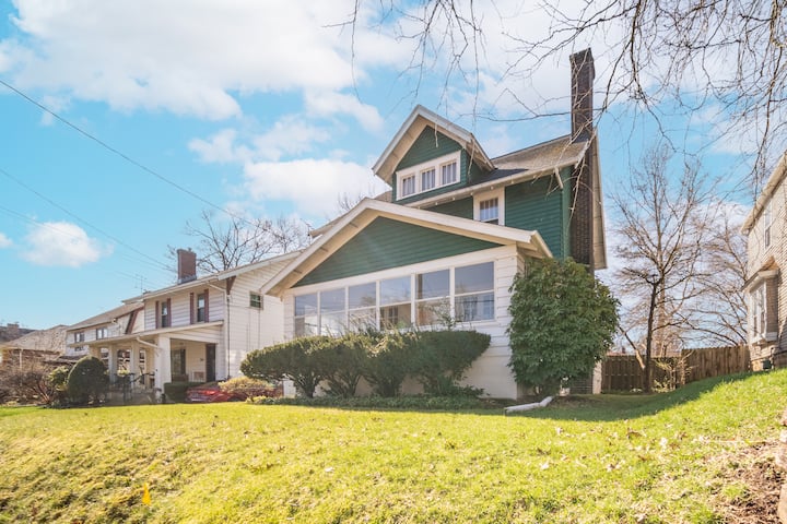 Cozy 4br Family Home Sleeps 10, Great Location - Akron, OH