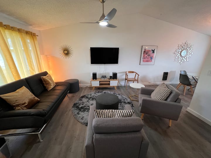 Modern 2 Bed,1 Bath, Home & Garage +Ev Charger - Vancouver, WA