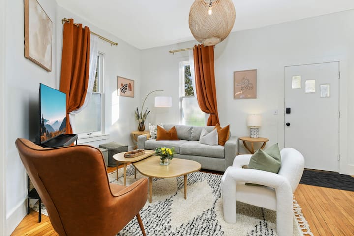 The Warm Hug House | Walkable And Oh-so-cozy! - Minneapolis, MN