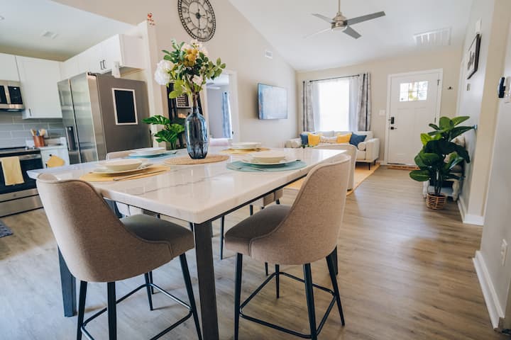 Cozy 5 Beds & Private Yard, Near Clt & Uptown - Charlotte, NC