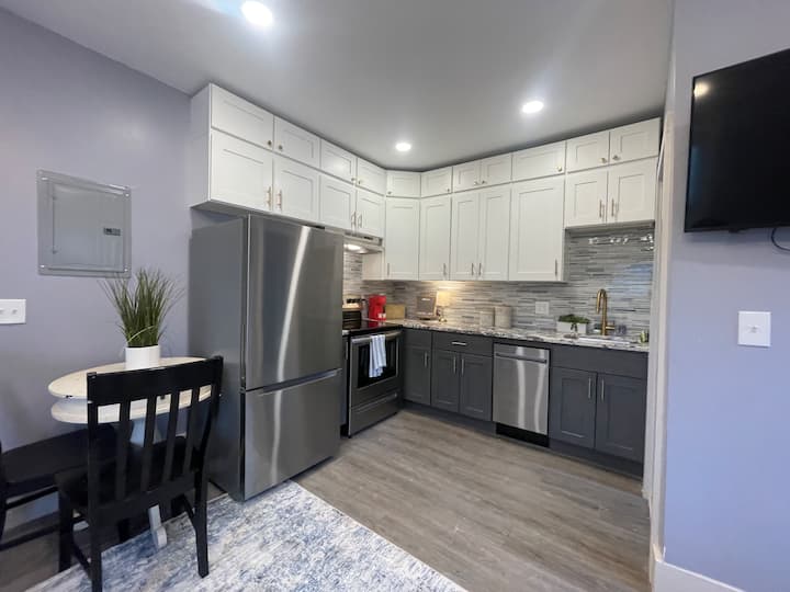 Downtown 2nd-floor Studio, Full Kitchen - Manchester, NH