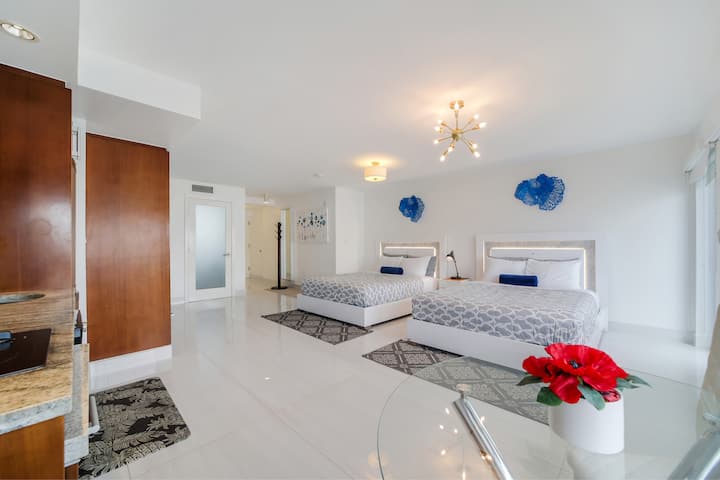 Ocean Drive - Top Floor W/balcony & Rooftop Pool - Miami Beach