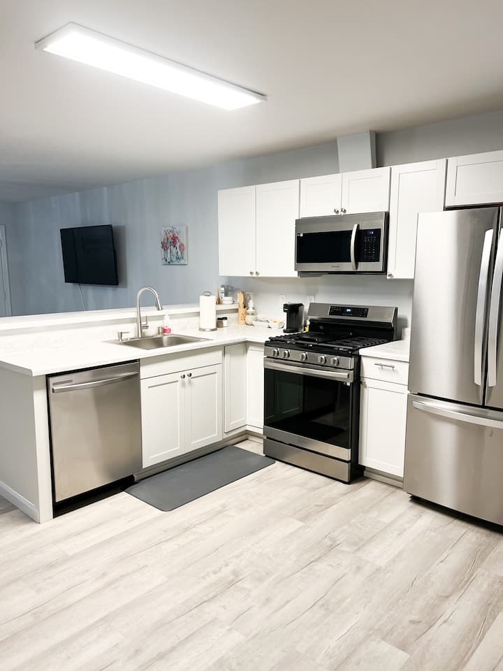 Spacious Modern Suites 15 - Anchorage, AK