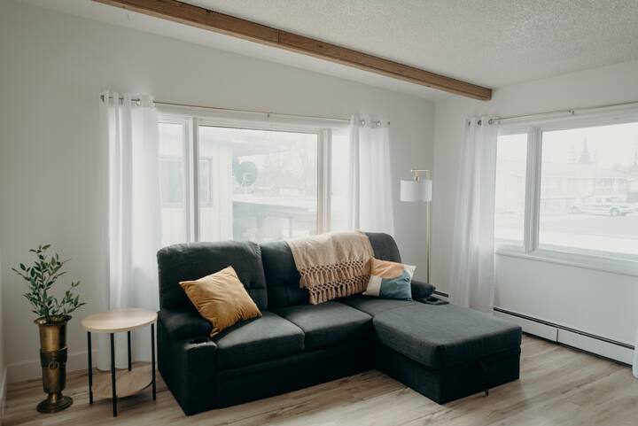 Alaskan Apt. With Green Splash - Anchorage, AK