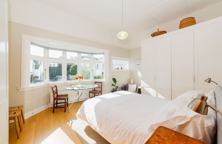 Modern Character Villa | Parking & Sunny Courtyard - Wellington