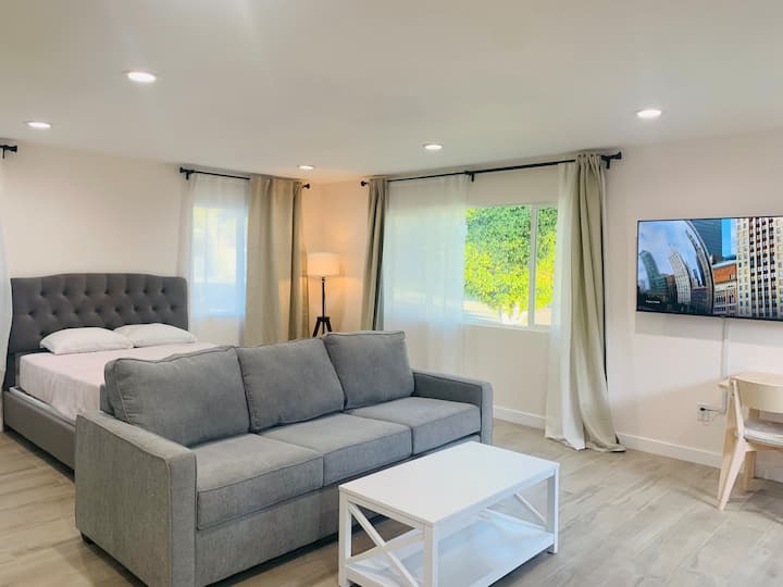 Spacious Guest Suite-safe Neighborhood-ev Charger - Anaheim