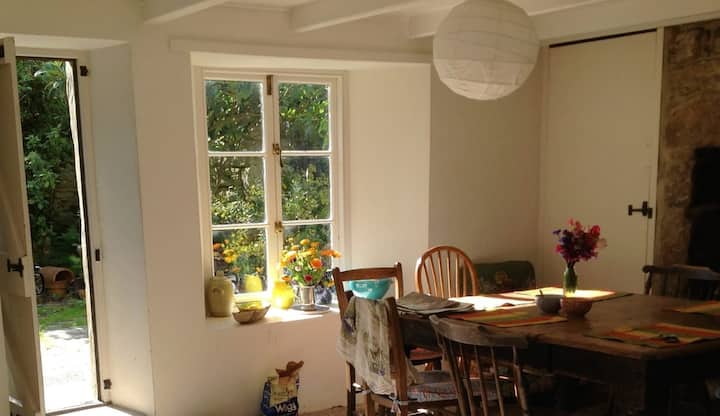 Historic House With Sunny Courtyard, Walk To Coast - Porthcurno Beach