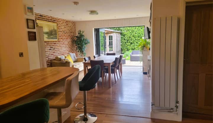 Modern,  Open-plan Home - Close To Beach  And Town - Westgate-on-Sea