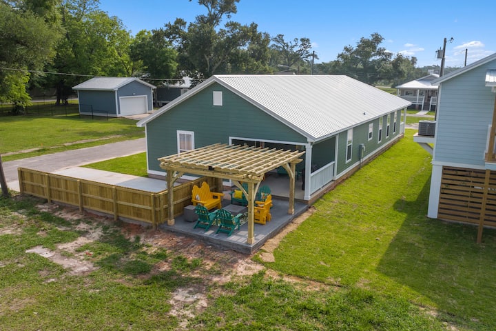 *Beach Oasis* 5 Bedroom Single Story Home - Gulfport, MS