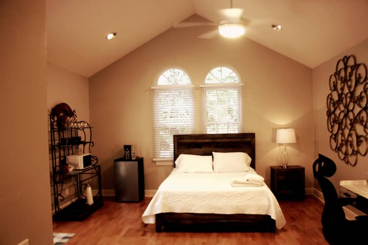 Villas @ Lake Ella | Flat (1br-1bth/desk) - Tallahassee, FL