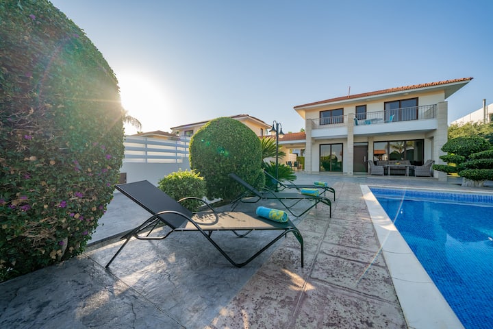 Spacious Seaview Villa - Ороклини