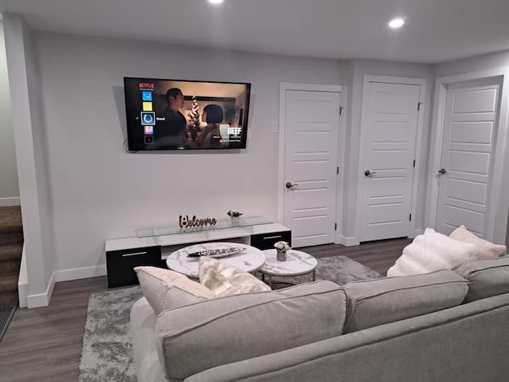 Cozy 2 Bedroom Walkout Basement - Calgary