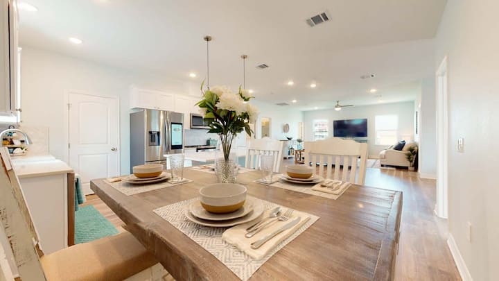 Beachside Getaway W/hot Tub! - Crystal Beach, TX