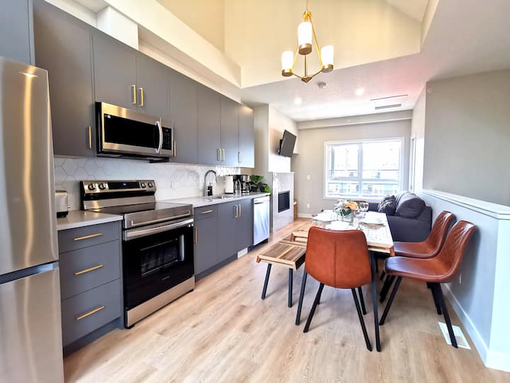 S210 - Brand New 2br Condo W/pool/hot Tub/parking - Canmore
