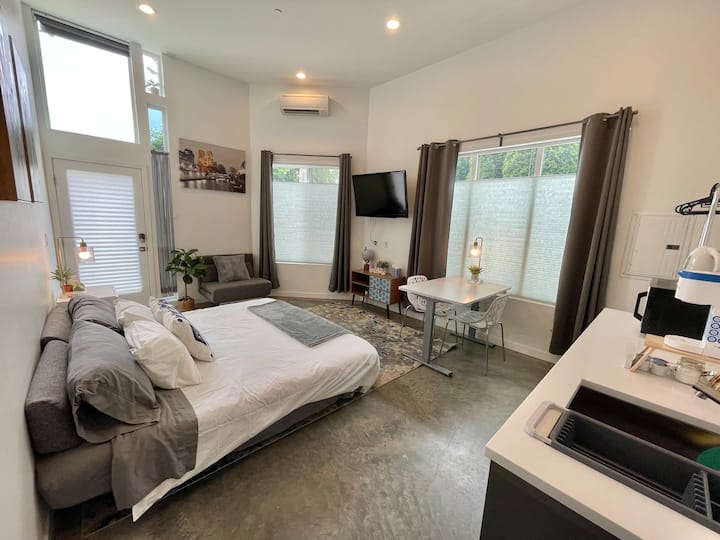 Urban Studio @ High Point (Ac And 12 Ft Ceilings) - Seattle, WA