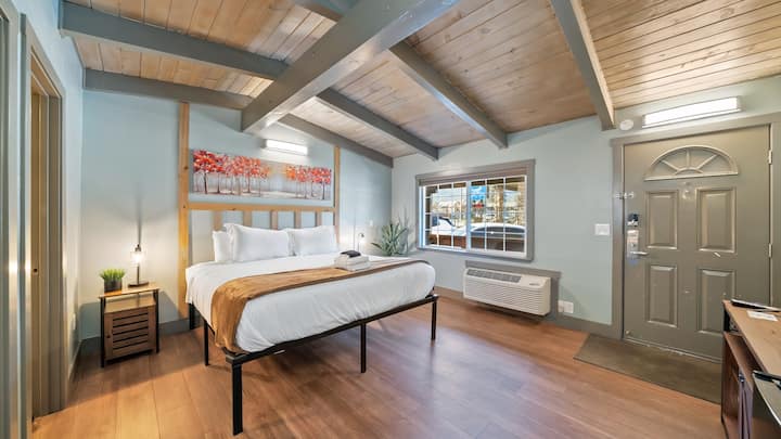 King Suite Escape! Steps From Stateline - Zephyr Cove, NV