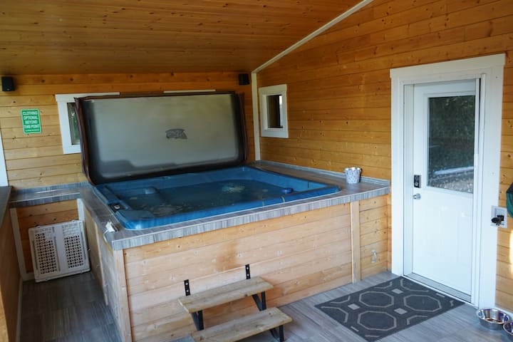Smokey Bear Suite, Private Hot Tub, 2 Bedrooms - Revelstoke Mountain Resort, BC