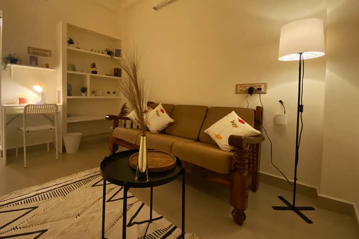 Janhvi's Homestay | Cozy 1 Bhk | Near Dlf& Airport - Csennai