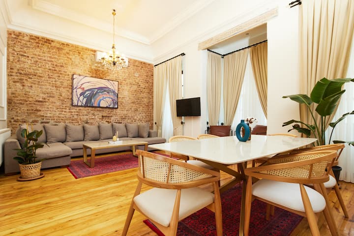 Spacious 3br W Lift&ac In Taksim - Estambul