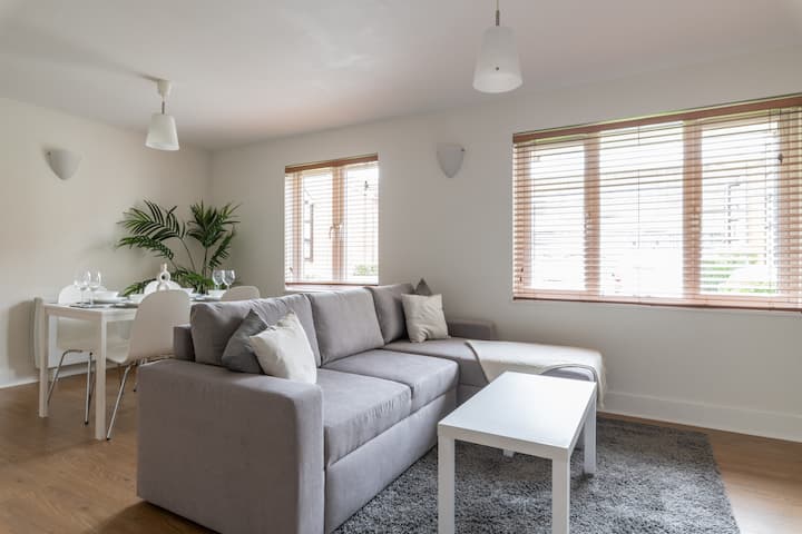 Bright 2br Apartment • 2 Parking Spaces • Near Lgw - Crawley