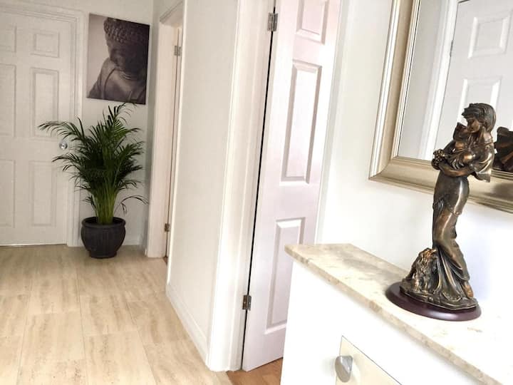 Lovely Entire Maisonette In Slough Sleeps 4 - スラウ