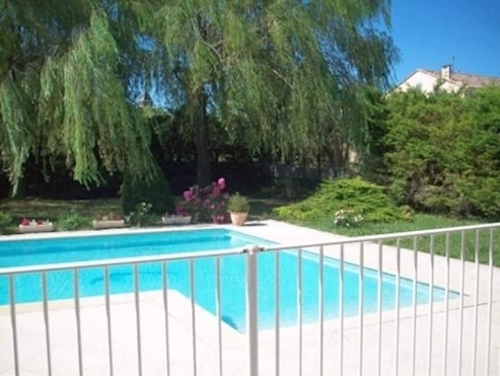 Piscine Privée Ainsi Que Jardin - Saint-Ambroix