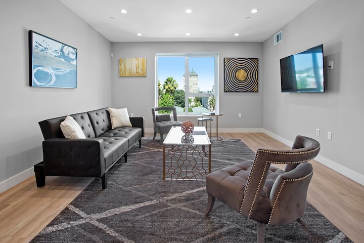 Elegant 4br Hollywood Blvd | Fast Wifi + Parking - Los Angeles, CA