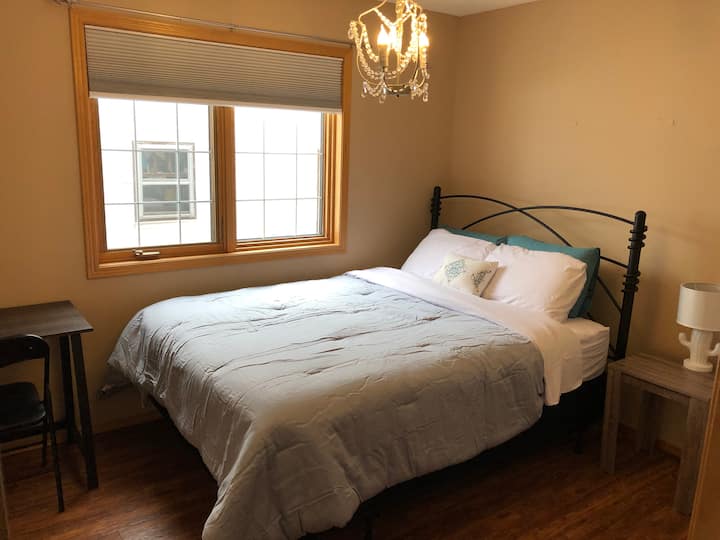 Comfy Bedroom Near Lakehead Uni. - Thunder Bay