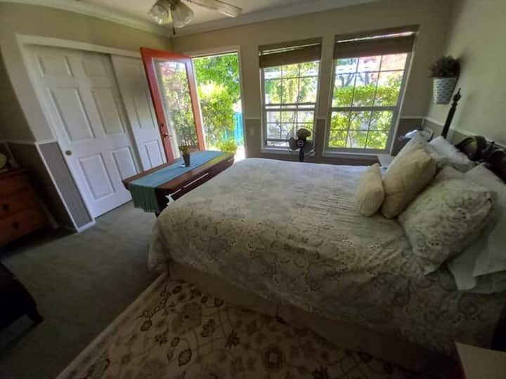 Room With Queen Bed & Courtyard Patio/pool - Auburn, CA