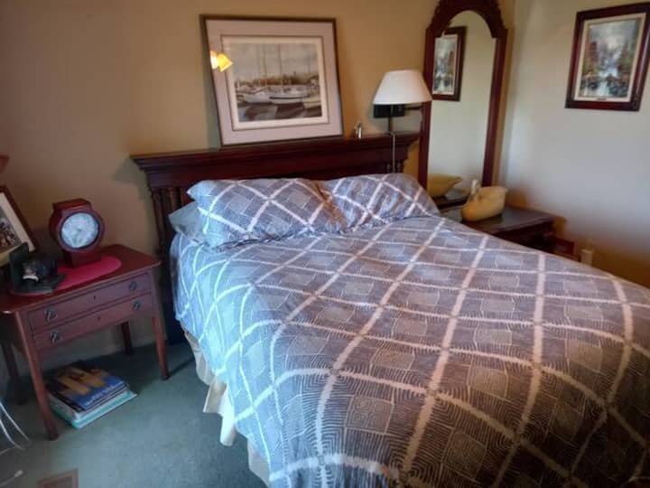 Room W/ Queen Size Bed, Private Entrance, View - Auburn, CA