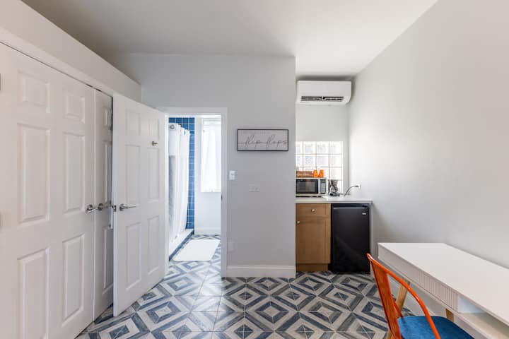 Apple Bay Retreat: Beachfront King Suite - Saint John