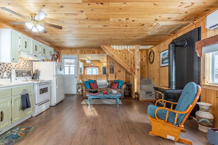 Family Cabin- The Happy Hideout W/ River - Bathurst, NB