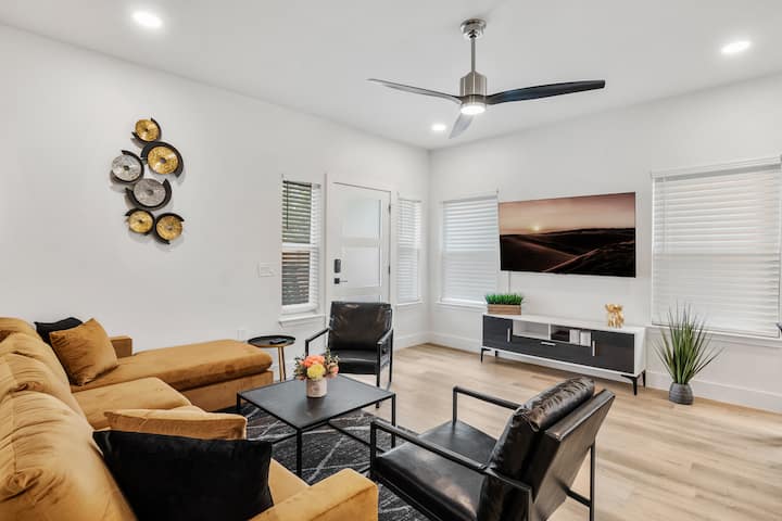 Cozy & Central ~ Close To I35 And 5m To Downtown! - Austin, TX