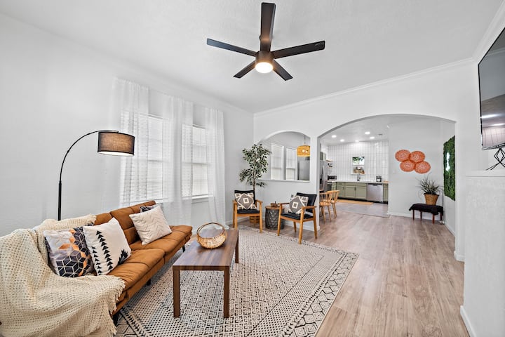 Hip Bungalow Near East Downtown - Houston, TX