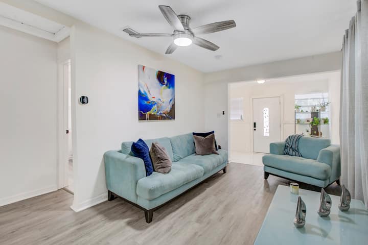 10 Minutes From The Beach! Private Room And Bath - Gulfport, FL
