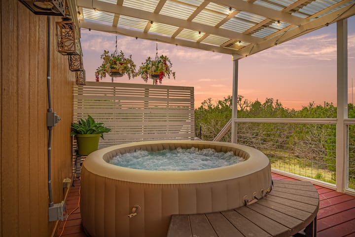 Memories | Cozy 2br Cabin W/ Hot Tub & Fire Pit - Kerrville, TX