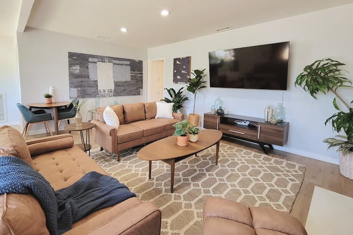 Lovely Hilltop Home With A Breathtaking View - Torrance, CA