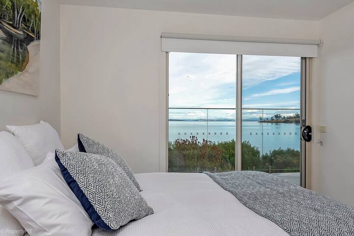 Beachfront Retreat Ocean Views - Dunalley