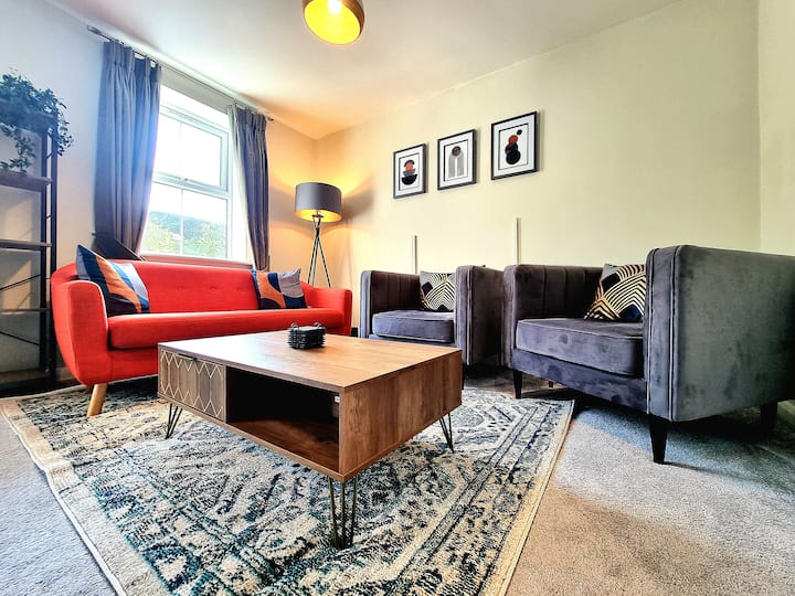 Spacious 4br Townhouse | Garden, Balcony & Parking - Leicester
