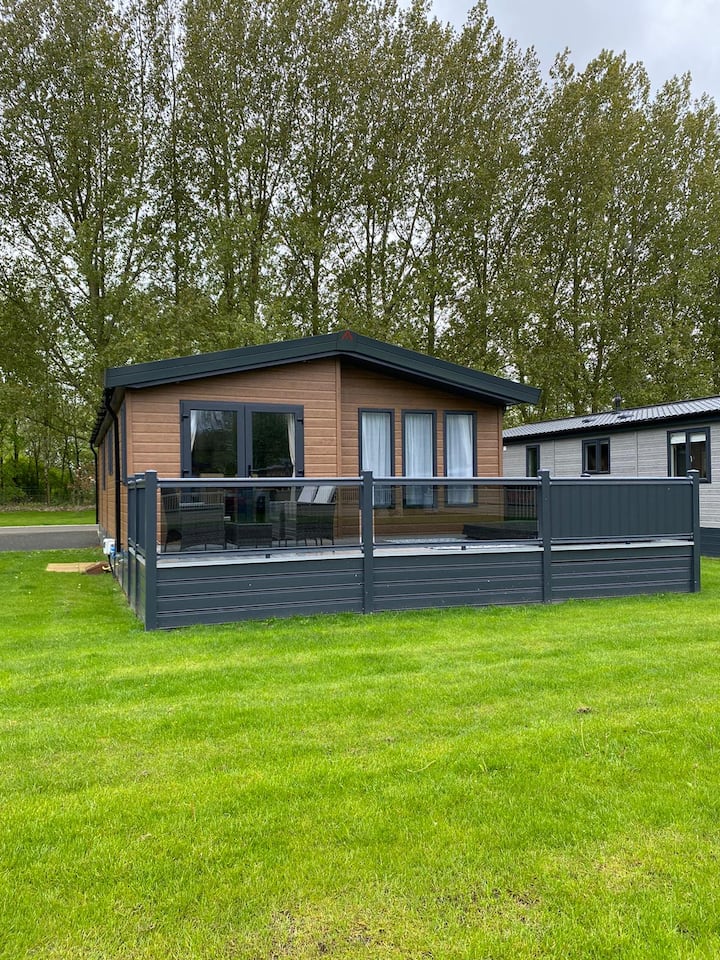Huckleberry Lodge With Hot Tub - Pocklington