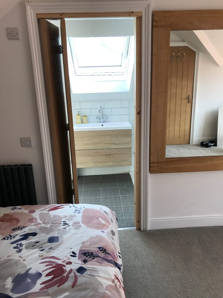 Modern Loft Conversion In Quiet Residential Area. - Edinburgh