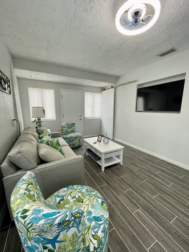Cozy House, Large Yard 6 Guests! - Melbourne, FL