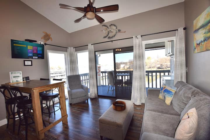 Condo On The Water* Sleeps 4 - Osage Beach, MO
