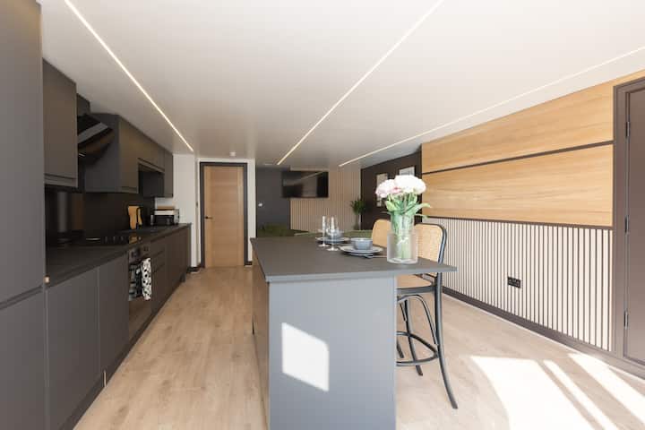 Stylish & Comfy Promenade Gem ~ Steps To The Beach - Blackpool