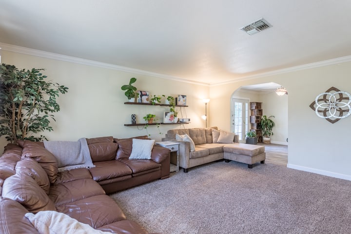 Home On Hill In Desirable Neighborhood /Views - Redding, CA