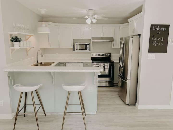 Sunny Place - One Block From The Beach! - Sylvan Lake, AB