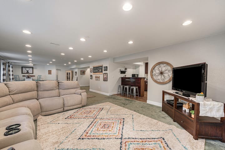 Huge Basement Unit With 2 Rooms And Kitchenette - Longmont, CO