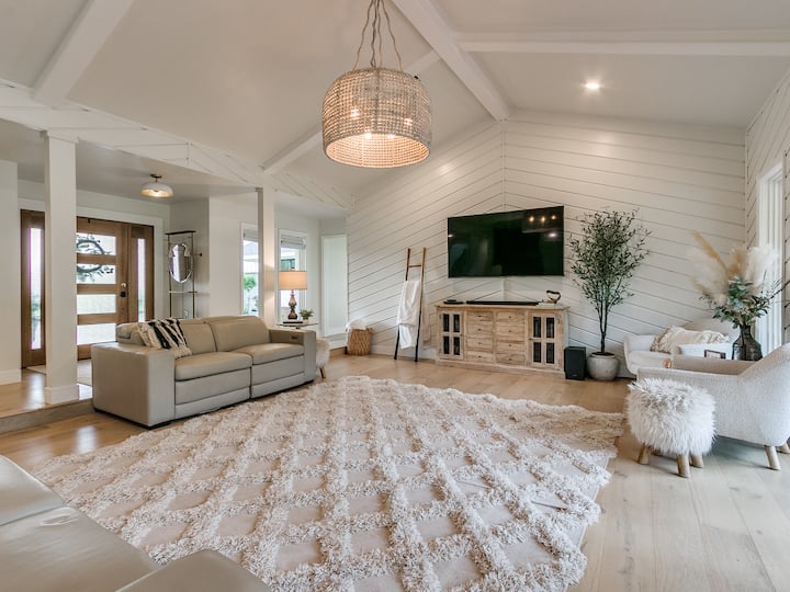 Oklahoma Farmhouse "A Luxe Farmhouse Experience" - Norman, OK